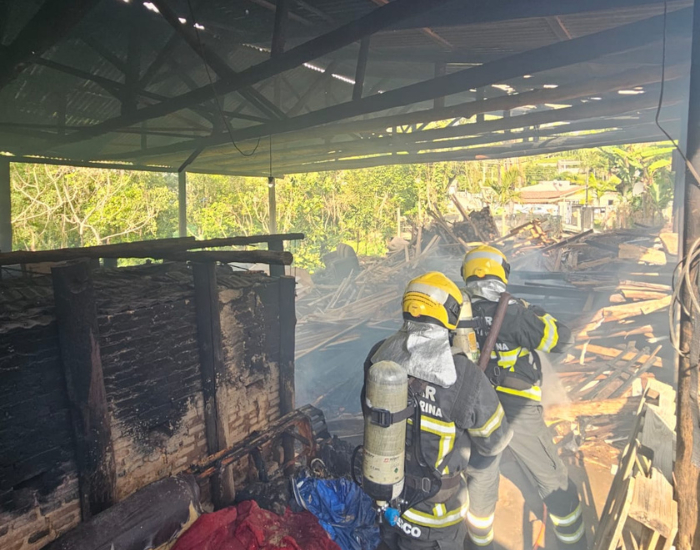Fábrica de vasos é atingida pelo fogo em Tubarão - TubaNews
