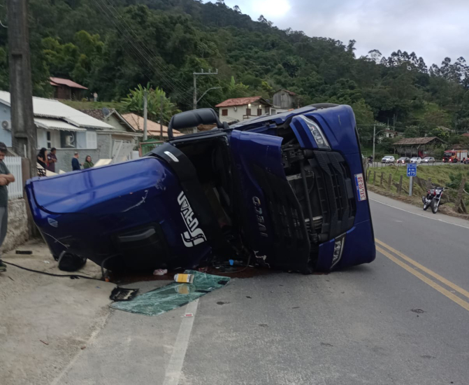 Caminhoneira fica ferida após tombamento e é levada às pressas para o ...